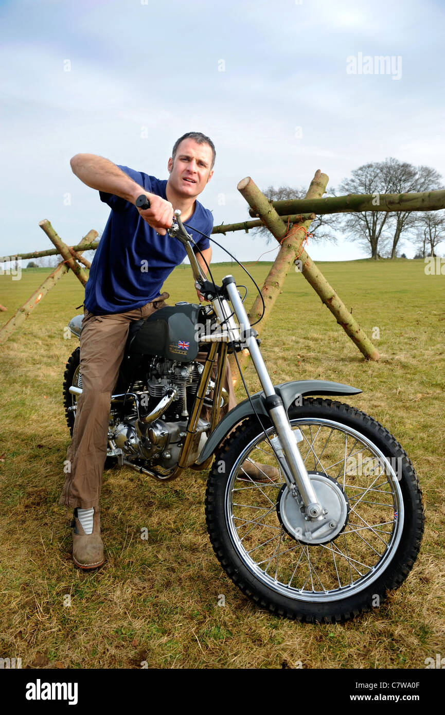 Essais Moto rider Steve Colley à Carswell Golf Club, Oxfordshire recréant Steve McQueen's ...