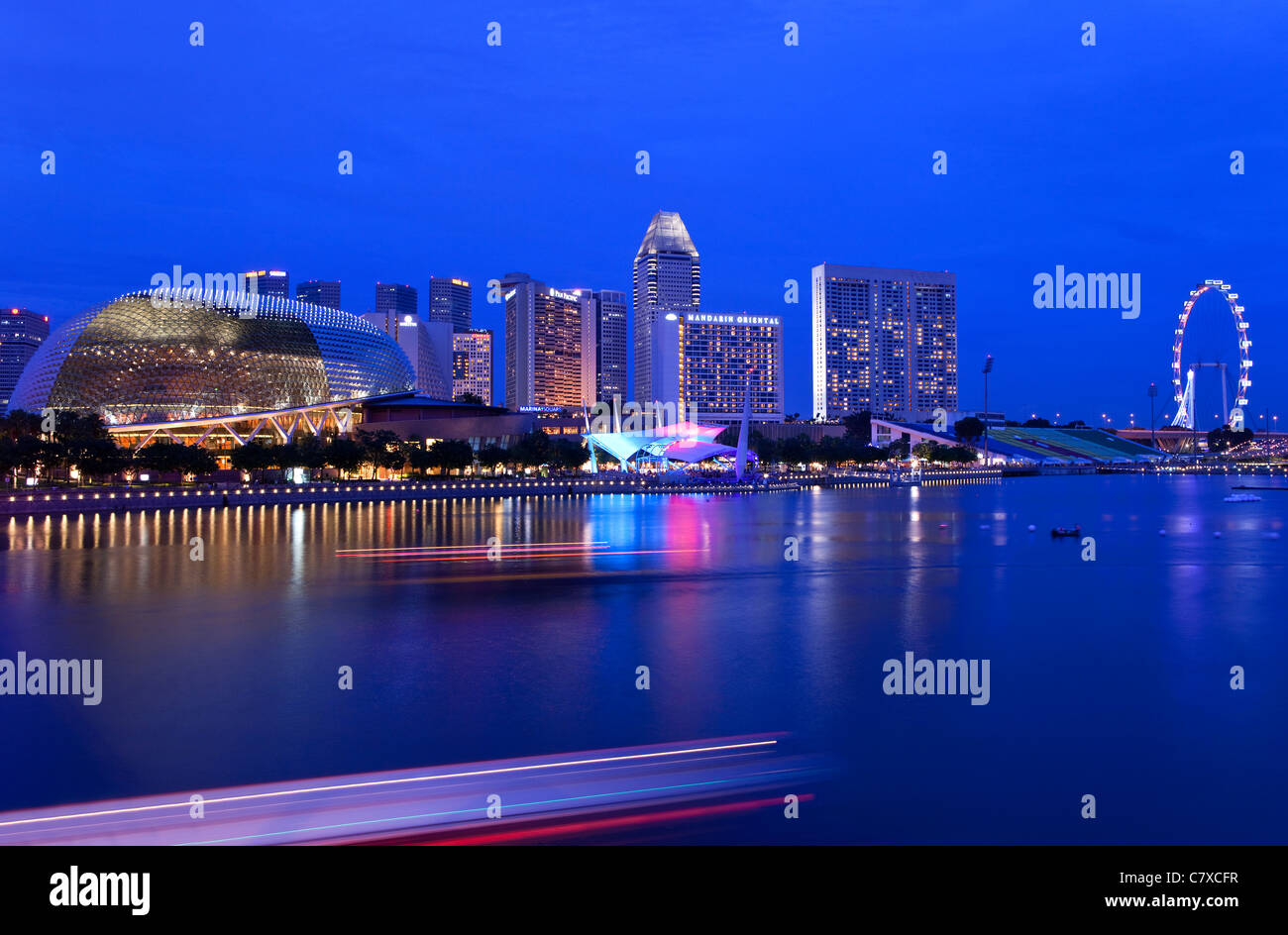Singapour esplanade skyline nuit Banque de photographies et d’images à ...