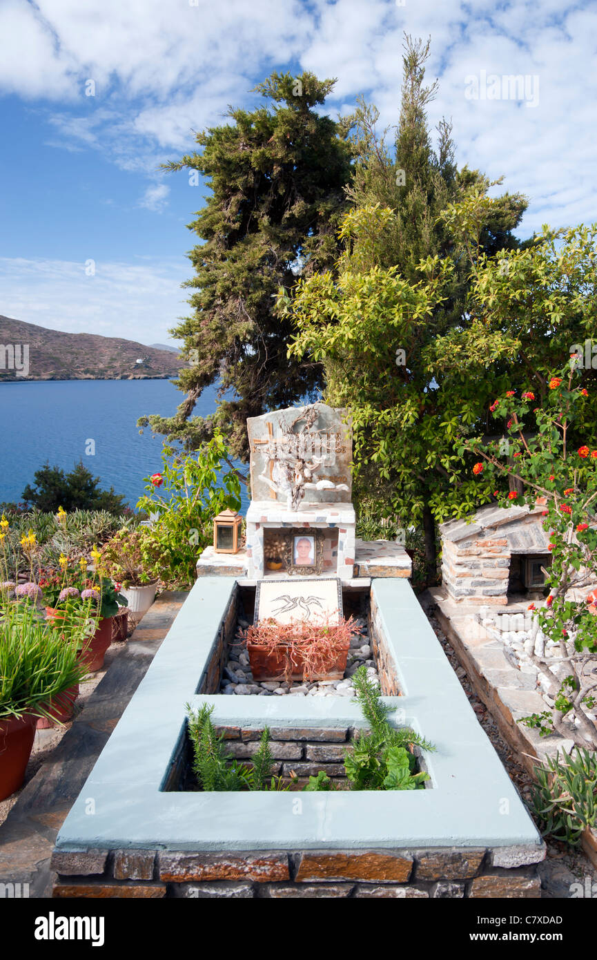 Grave dans un cimetière grec situé à côté de la mer Égée, sur l'île ...