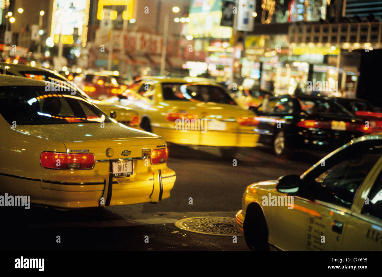 Times square voiture voitures trafic nuit nuits Banque de photographies ...