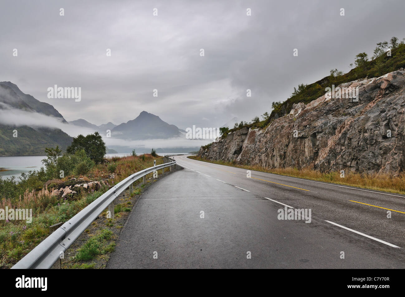 La route vers les îles Lofoten avant la tempête. Route E10 Photo Stock ...