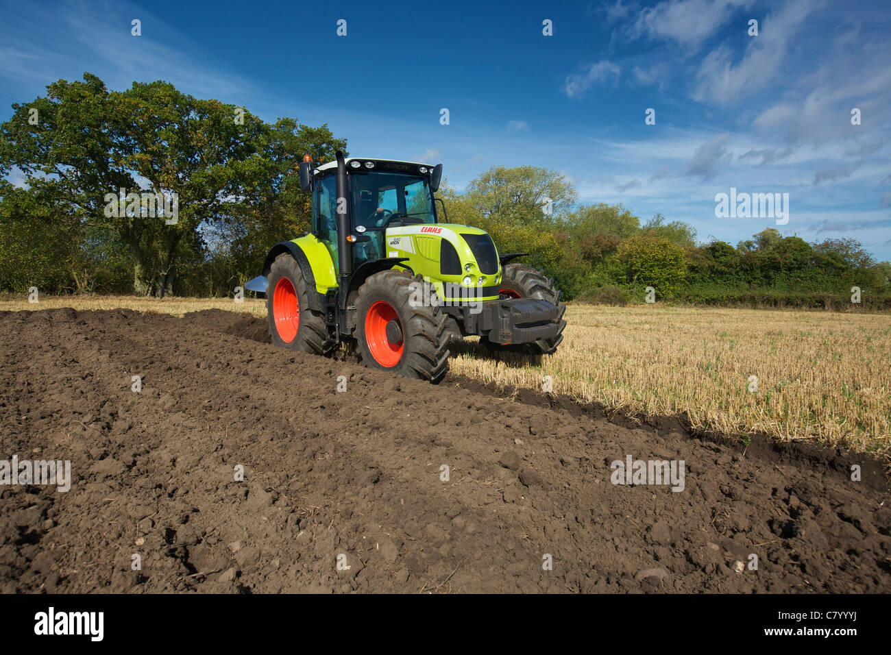 Champ de labour tracteur Claas ARION 640 Photo Stock - Alamy