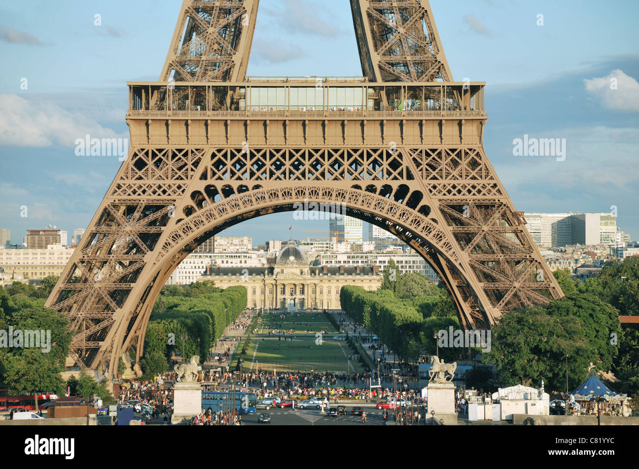 Le grand palais vu de la tour eiffel Banque de photographies et d’images à haute résolution - Alamy
