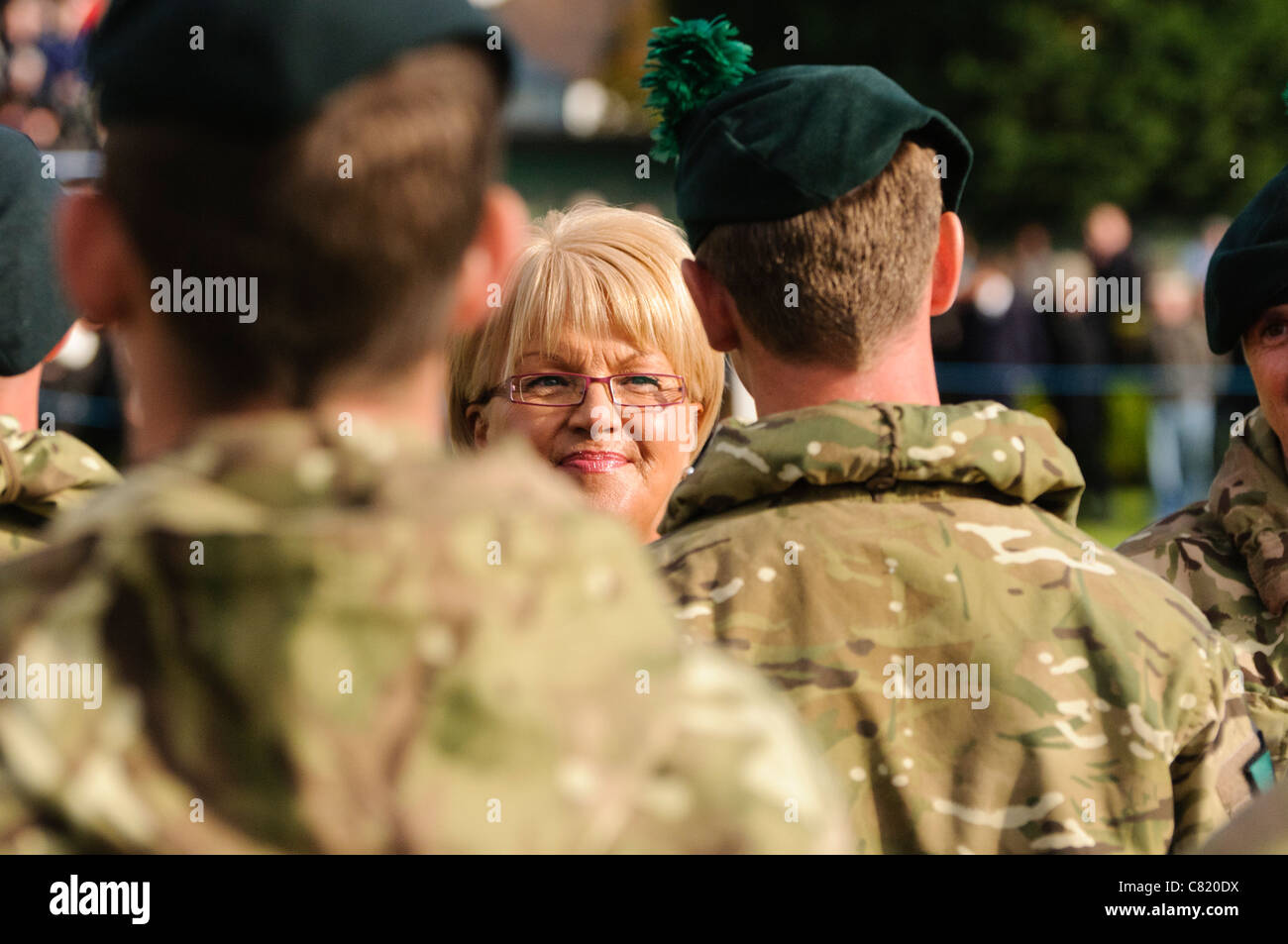 Soldats du Royal Irish Regiment et les Gardes irlandais reçoivent les ...
