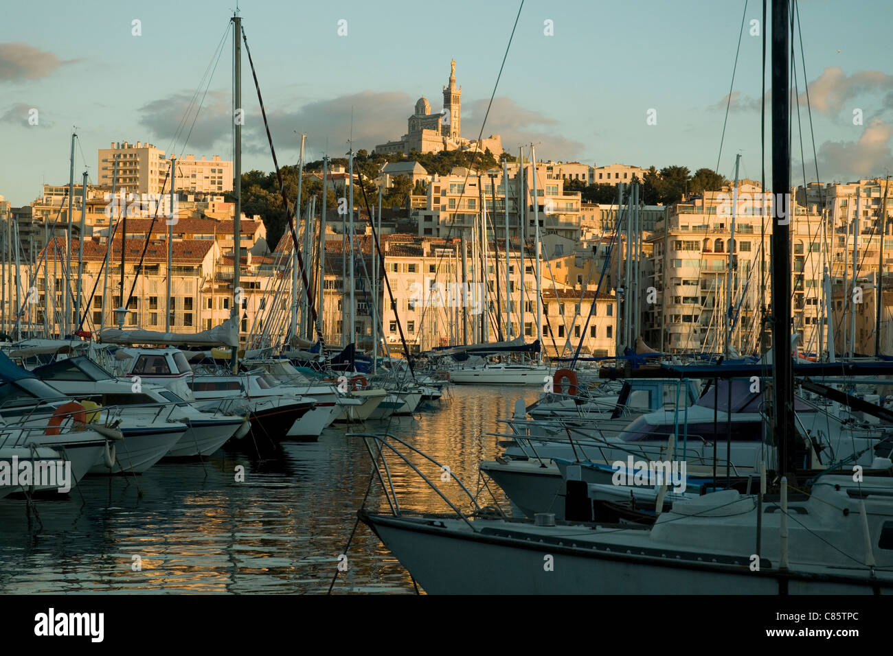 Un coucher de soleil sur le Vieux Port à Marseille met en lumière la ...