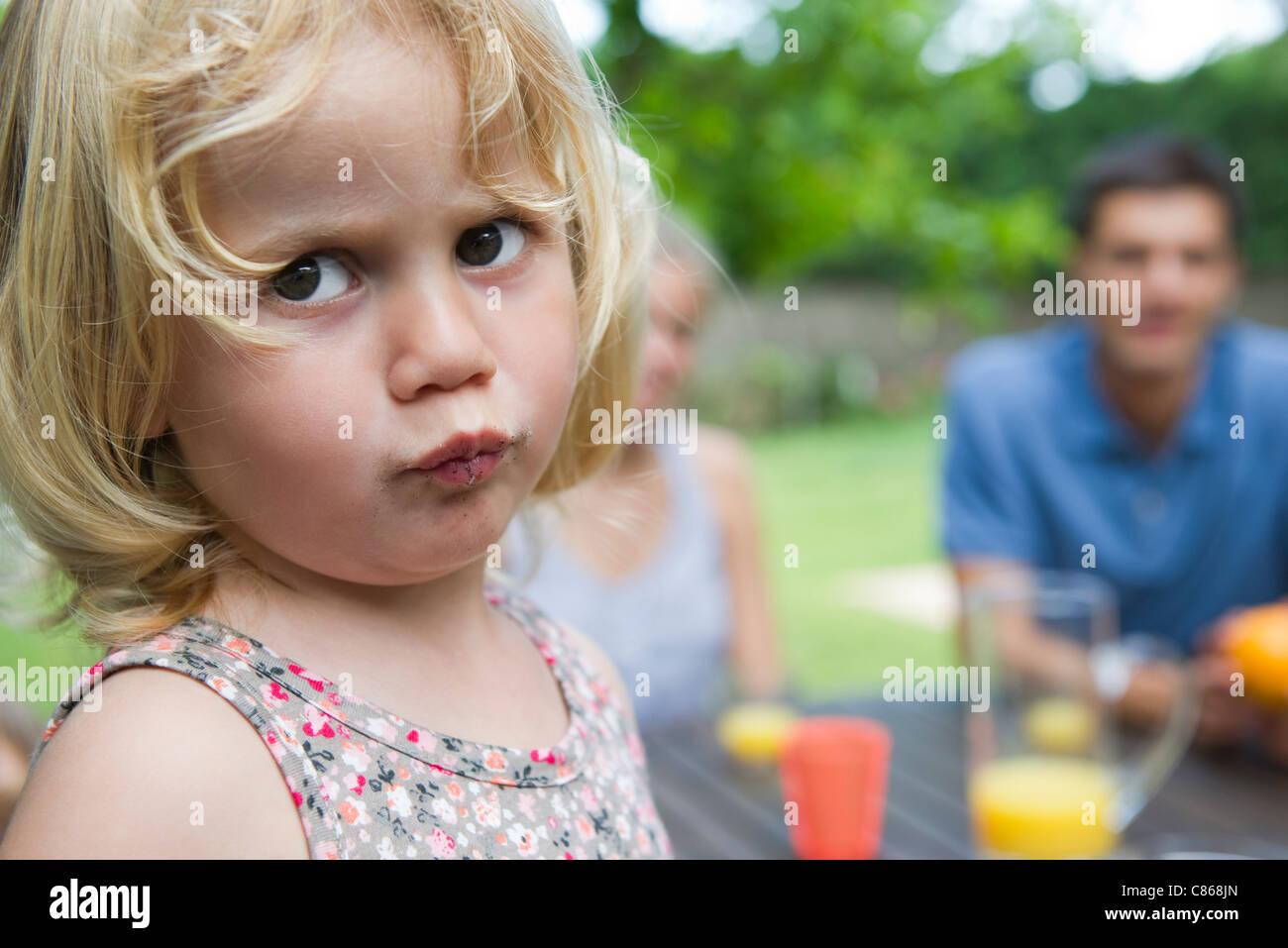 Little Girl Making A Face Banque d'image et photos - Alamy