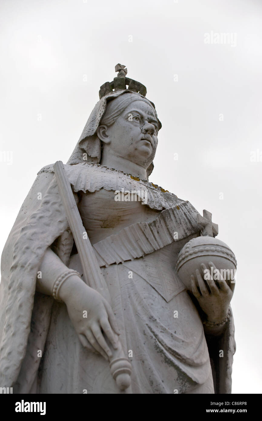 Avec une statue de la reine victoria Banque de photographies et d ...