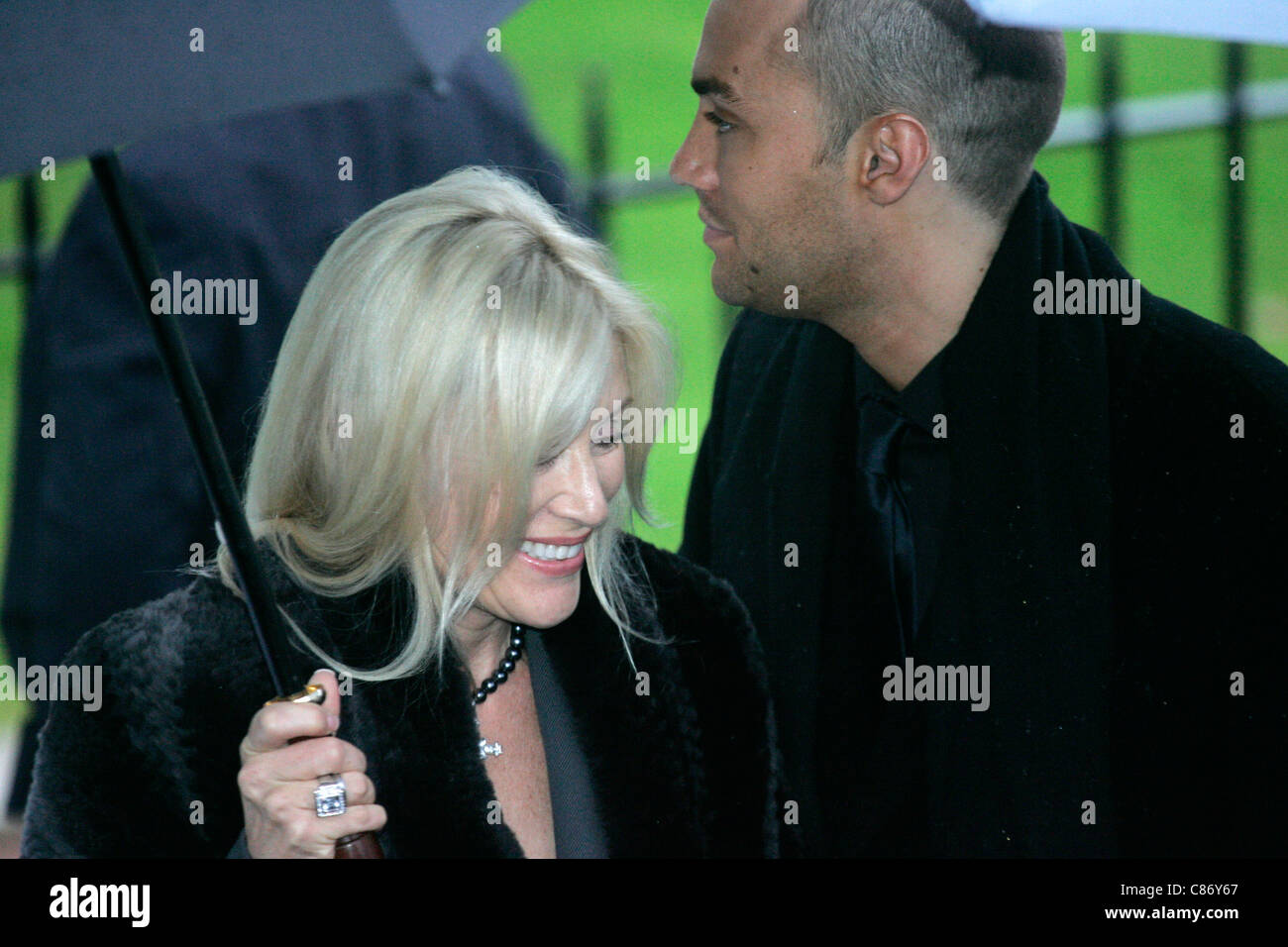Calum Best avec sa mère Angie meilleur à l'Enterrement de George Best ...