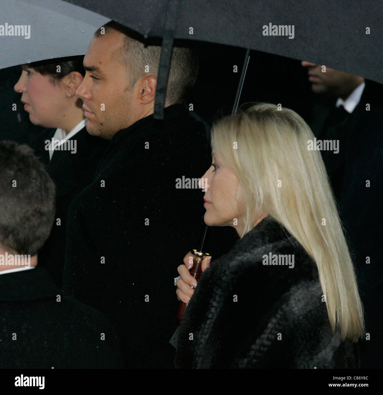 Calum Best devant sa mère Angie meilleur à l'Enterrement de George Best ...