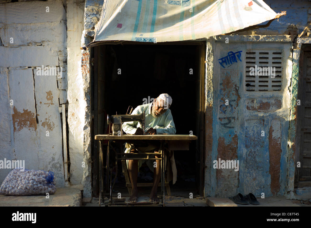 L'homme et de la femme indienne en tissu à coudre village de Rohet au ...