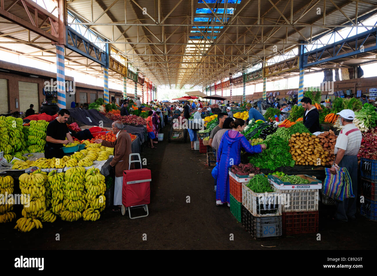 Les gens shopping pour les fruits et légumes à souk el Ahad, Agadir ...