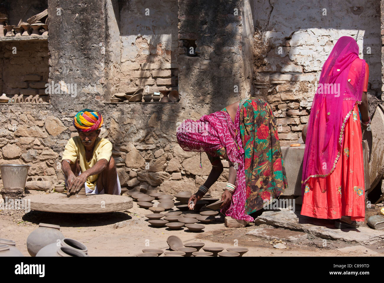 Potter en turban Rajasthani traditionnelle travaille à la maison avec ...