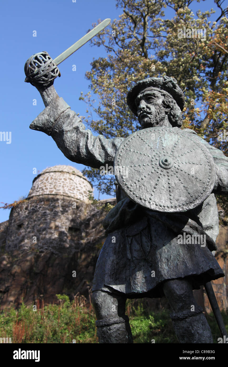 Ville de Stirling, Écosse. Le Rob Roy McGregor statue avec le mur de la ville tour de garde dans ...