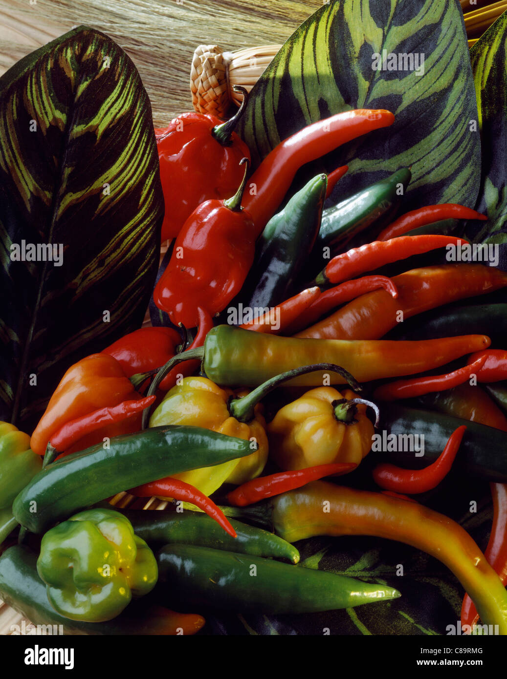 Cuisiner avec des piments Banque de photographies et d’images à haute ...