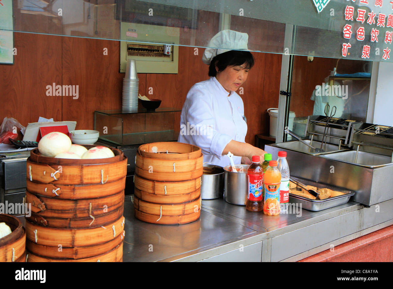 Chinese woman cooking china Banque de photographies et d’images à haute ...