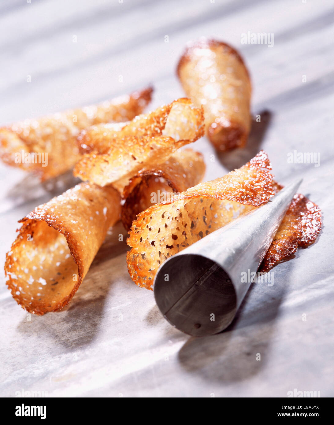 Cornets de biscuits minces Banque de photographies et d’images à haute ...