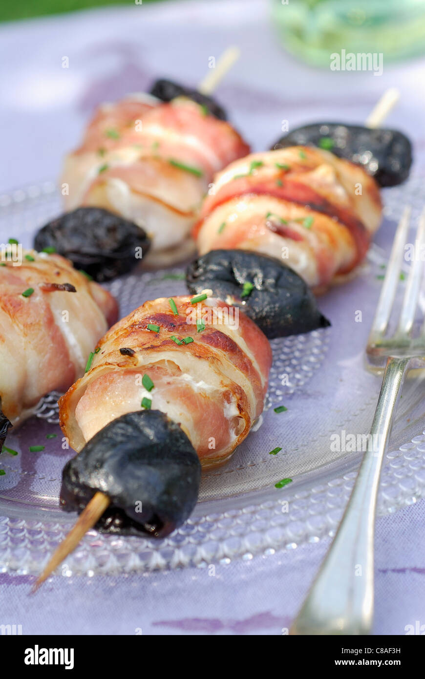 Brochettes de lardons et quetsch Banque de photographies et d’images à ...