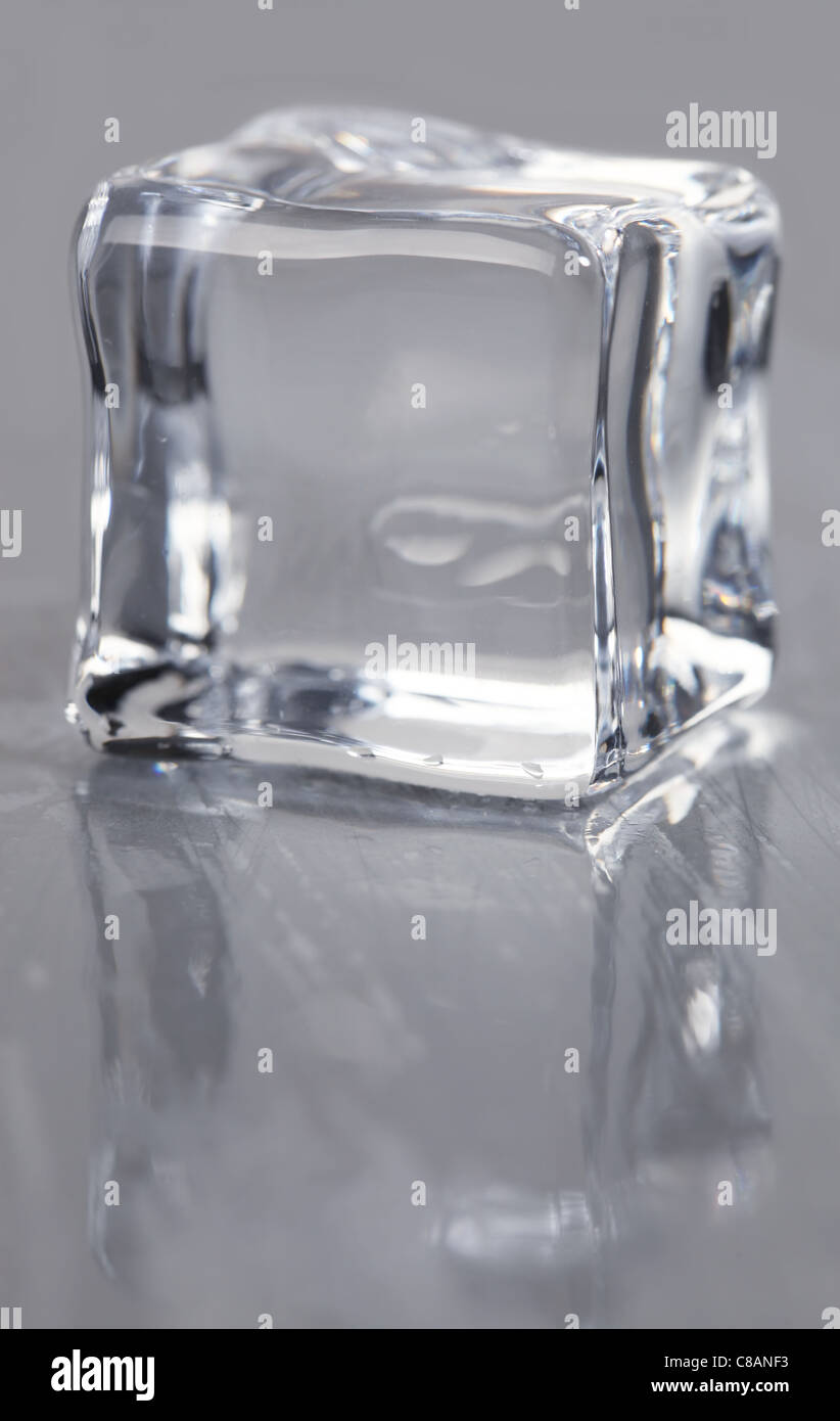 Clear ice block Banque de photographies et d’images à haute résolution ...