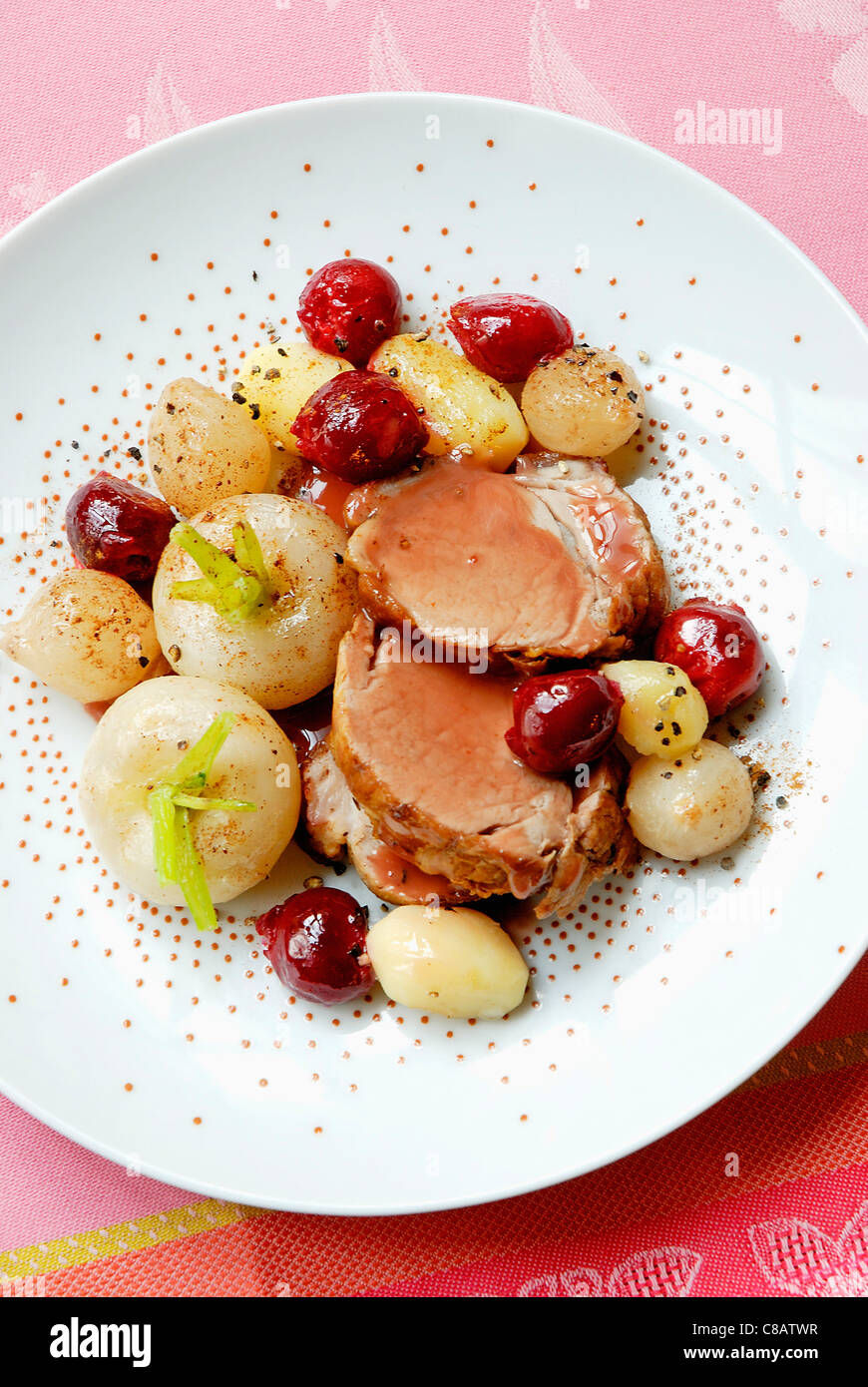 Tranches de rôti de porc aux cerises, navets et oignons grelot Photo ...