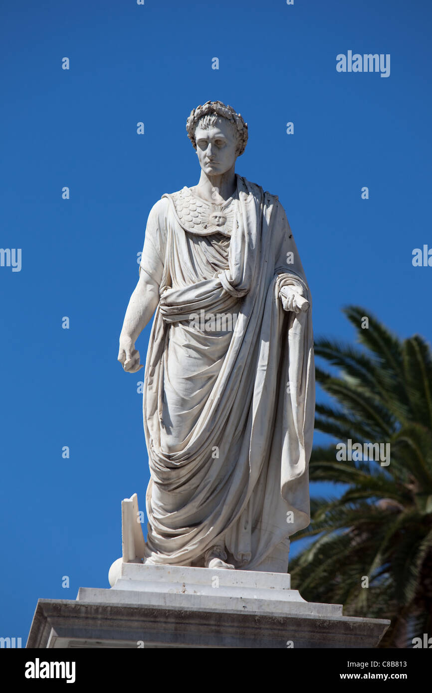 Statut de Napoléon en haut de la place Marechal Foch.indiqué en ...