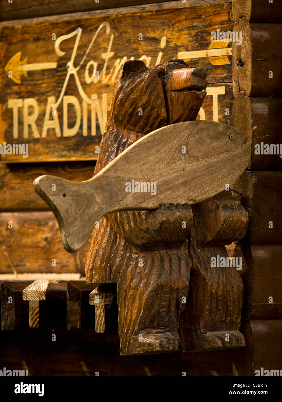 La sculpture sur bois d'un ours brun avec un poisson à Katmai National ...