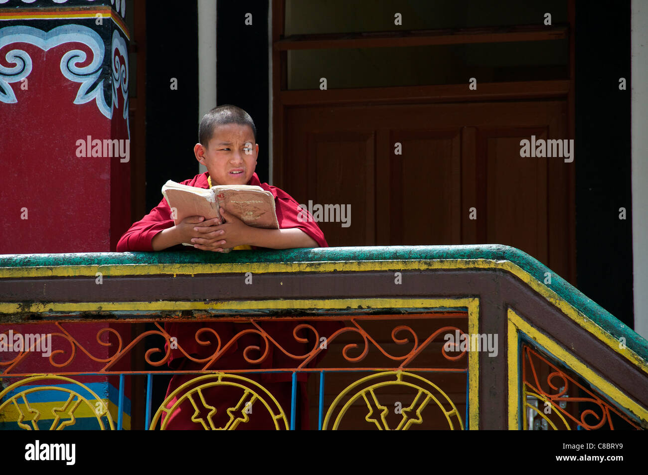 Jeune moine du monastère de lecture Lingdum ou Ranka Gompa près de ...