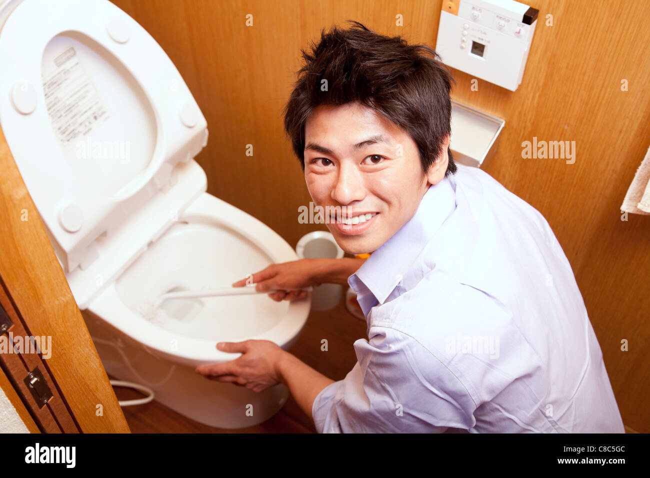 Man use toilet Banque de photographies et d’images à haute résolution ...