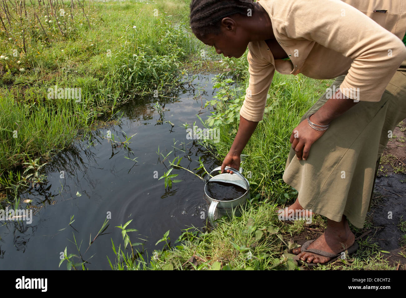 Femme puise de l'eau Banque de photographies et d’images à haute ...
