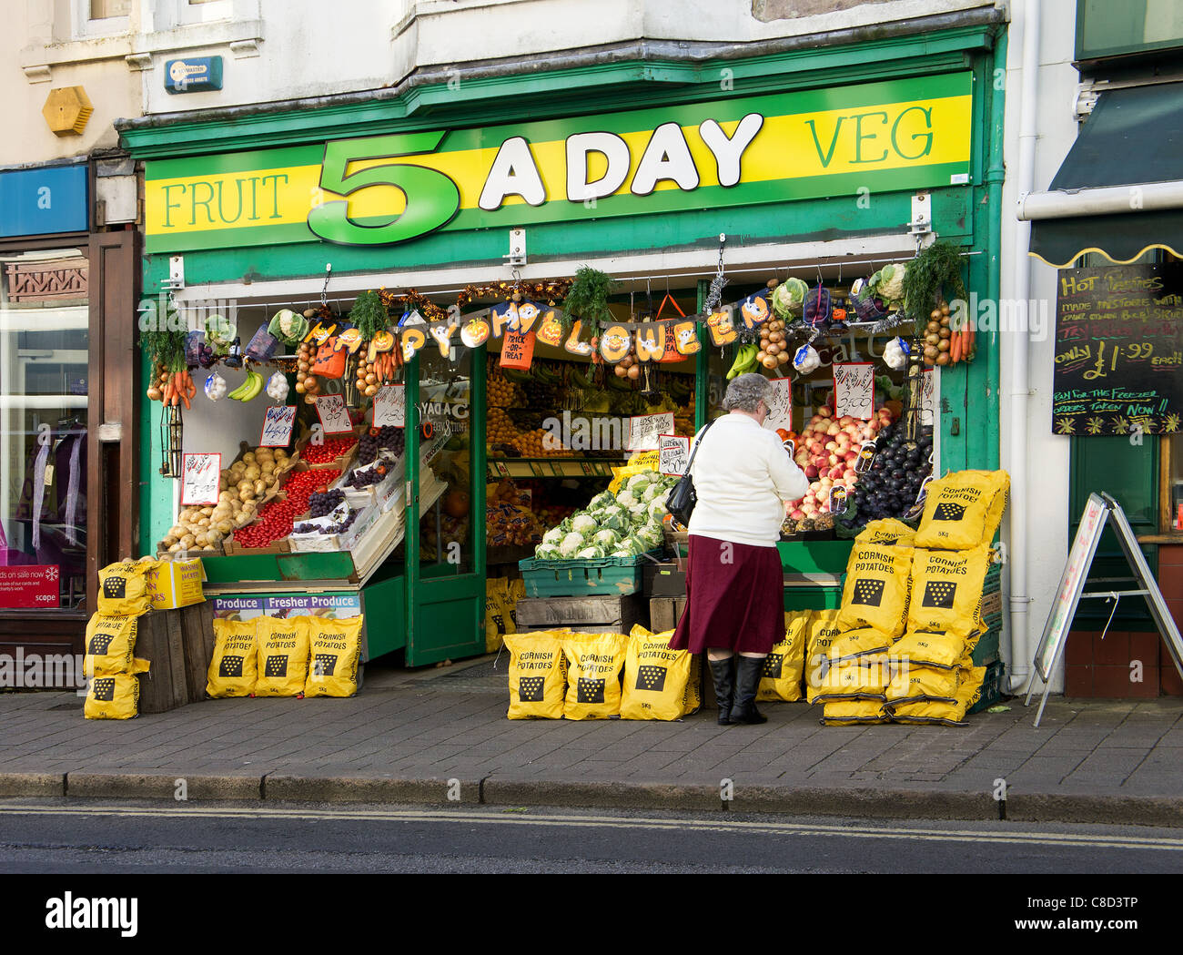 Une boutique de fruits et légumes traditionnels dans le centre-ville de ...