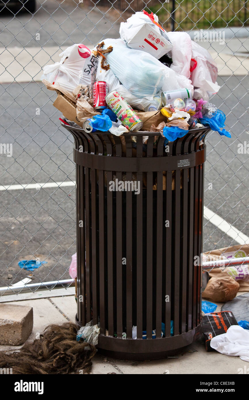 Rubbish bin Banque de photographies et d’images à haute résolution - Alamy