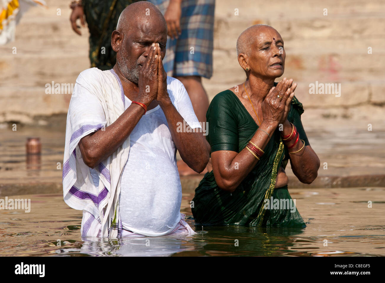Couple hindou indien echelle et prier dans le Gange par Kshameshwar ...