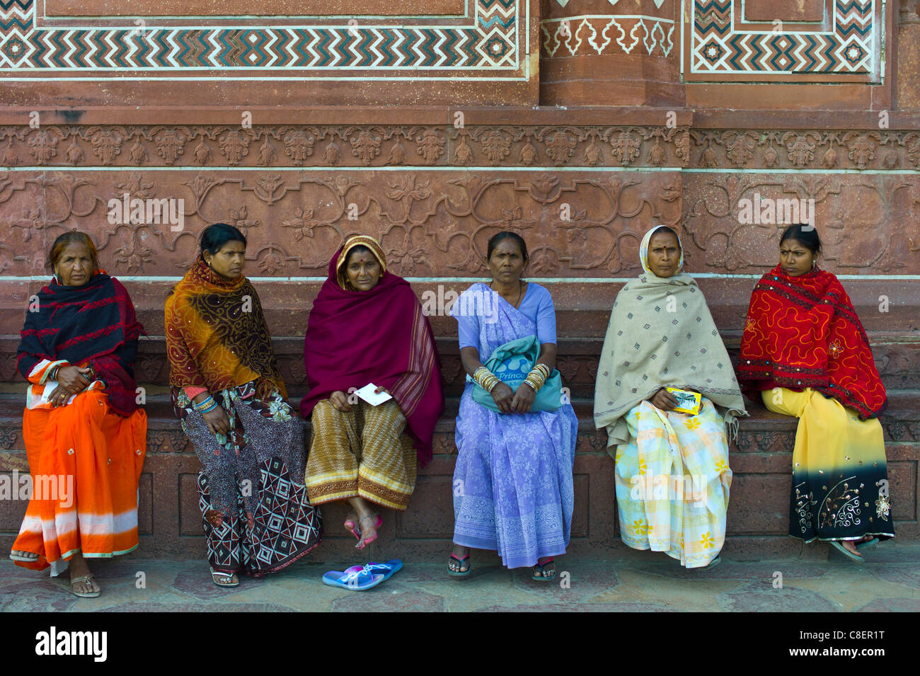 Les femmes indiennes visiter le Taj Mahal, Uttar Pradesh, Inde Photo ...