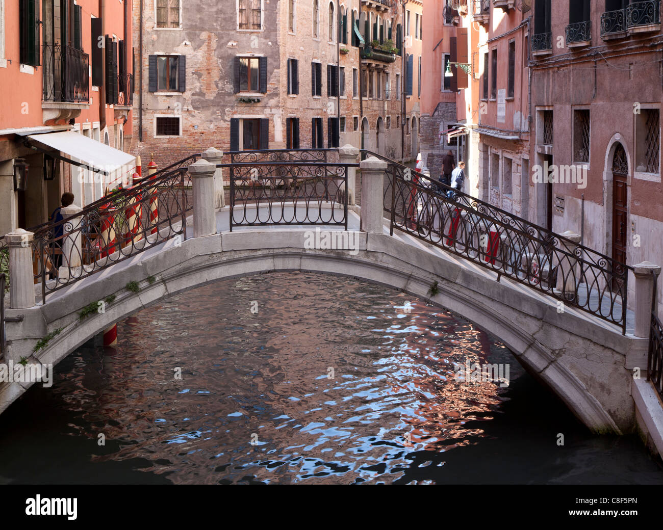 Un petit pont de canal typique Banque de photographies et d’images à ...