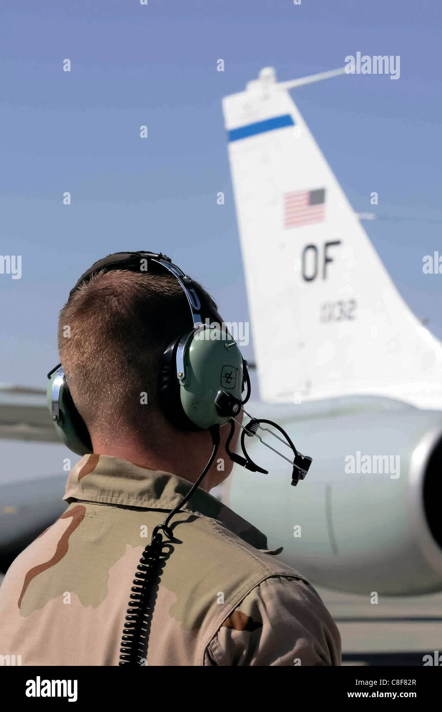 Airman Joshua Sexton principal communique avec un RC-135 Rivet 12 mars ...