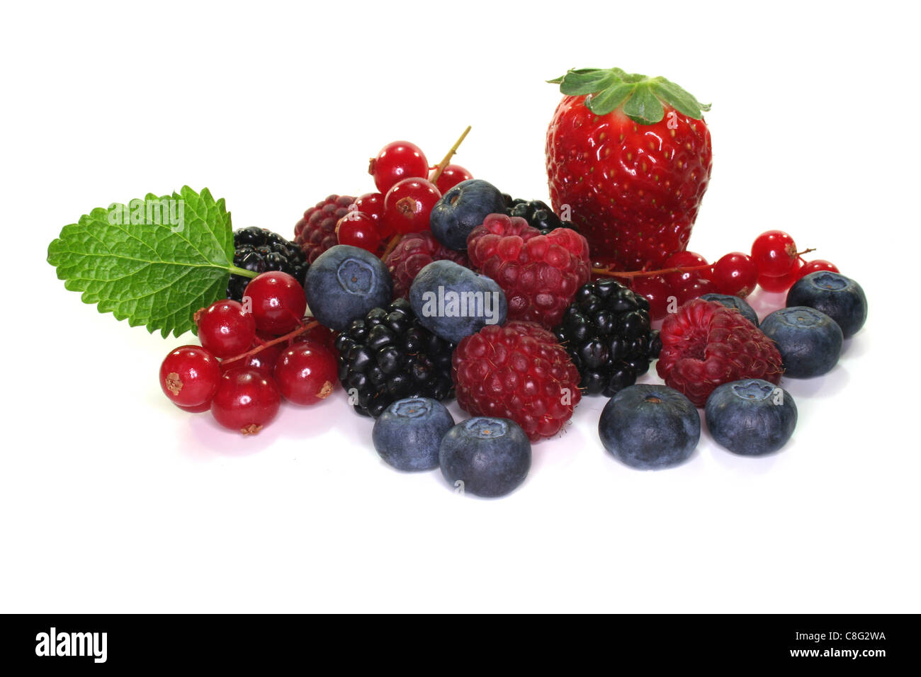 Beaucoup de différents fruits rouges sur fond blanc Photo Stock - Alamy
