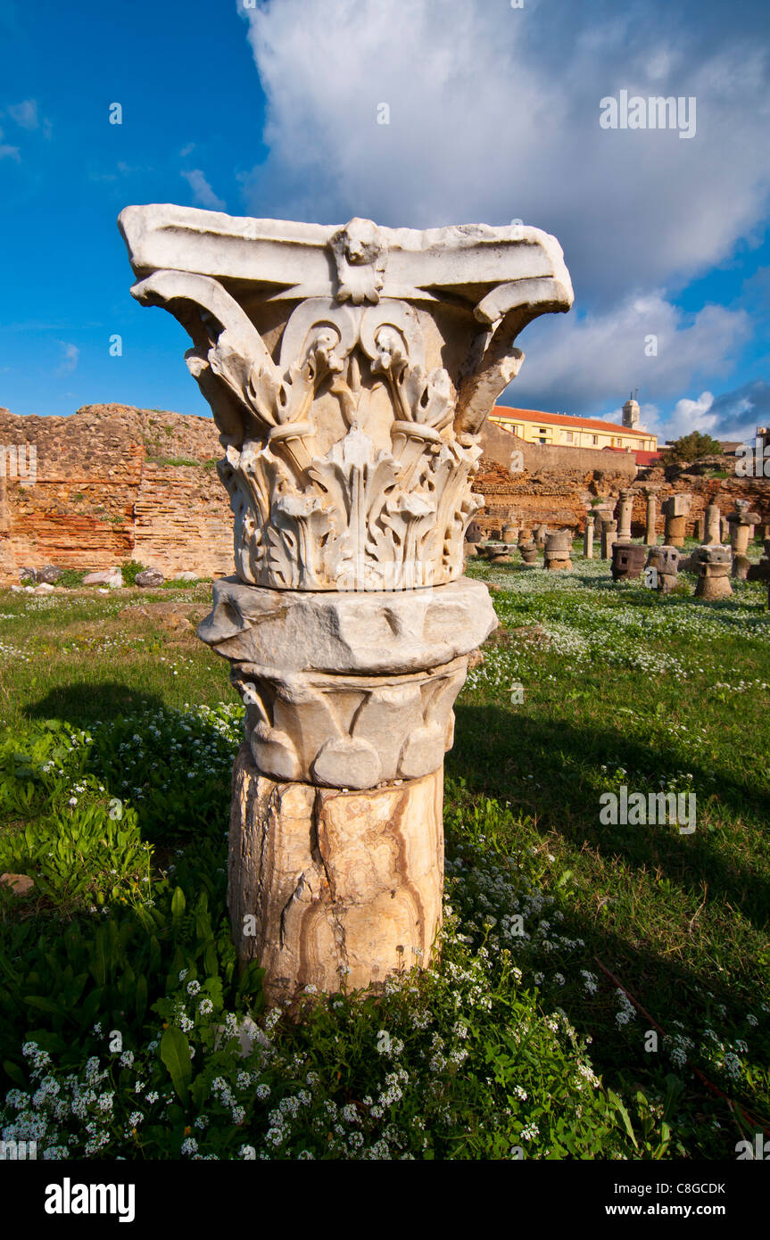 Anciens piliers en ruines, dans le hammam Seghir, Cherchell, en Algérie ...