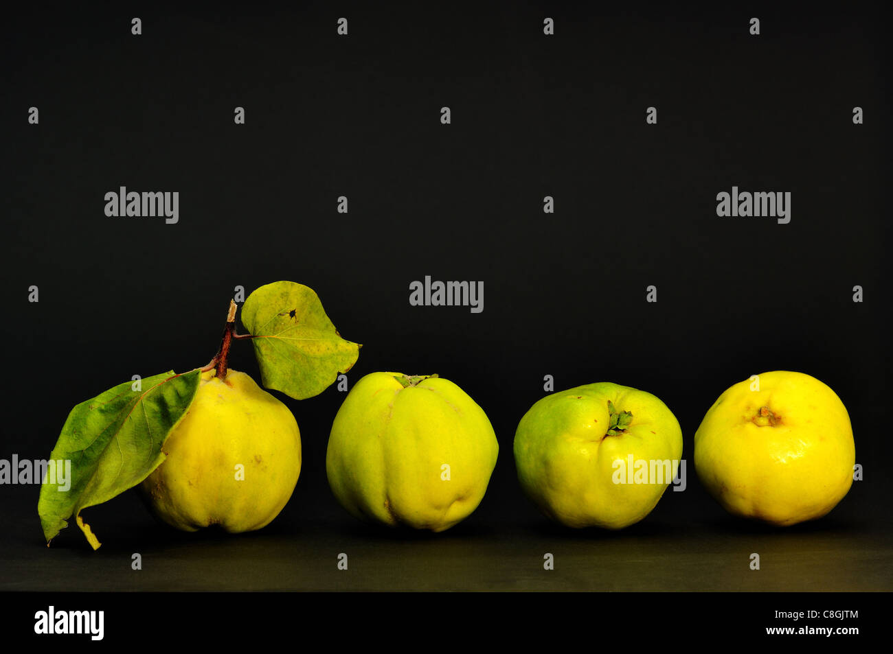 Fruits de coing Banque de photographies et d’images à haute résolution ...