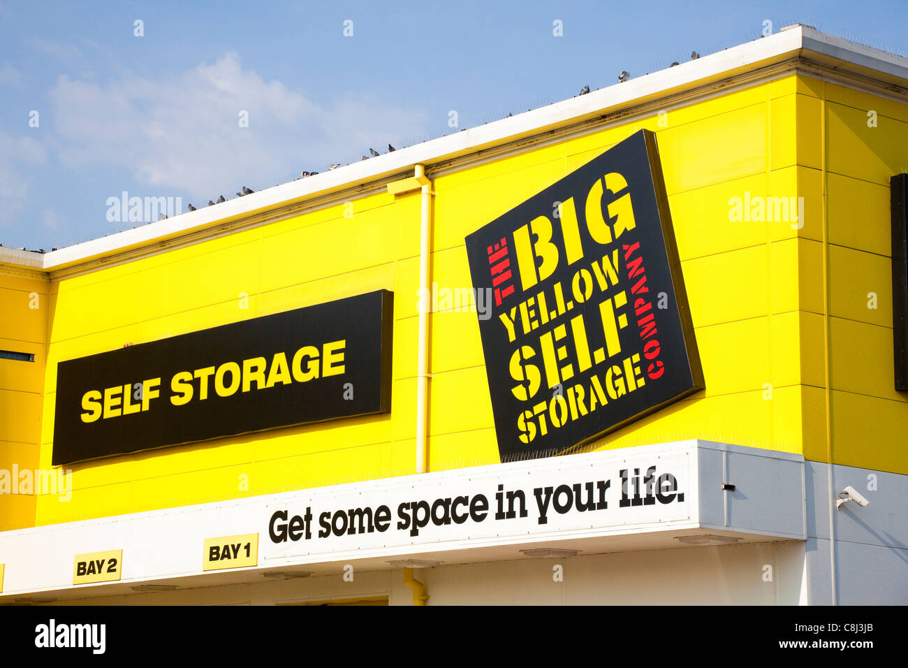 Big yellow self storage Banque de photographies et d’images à haute ...