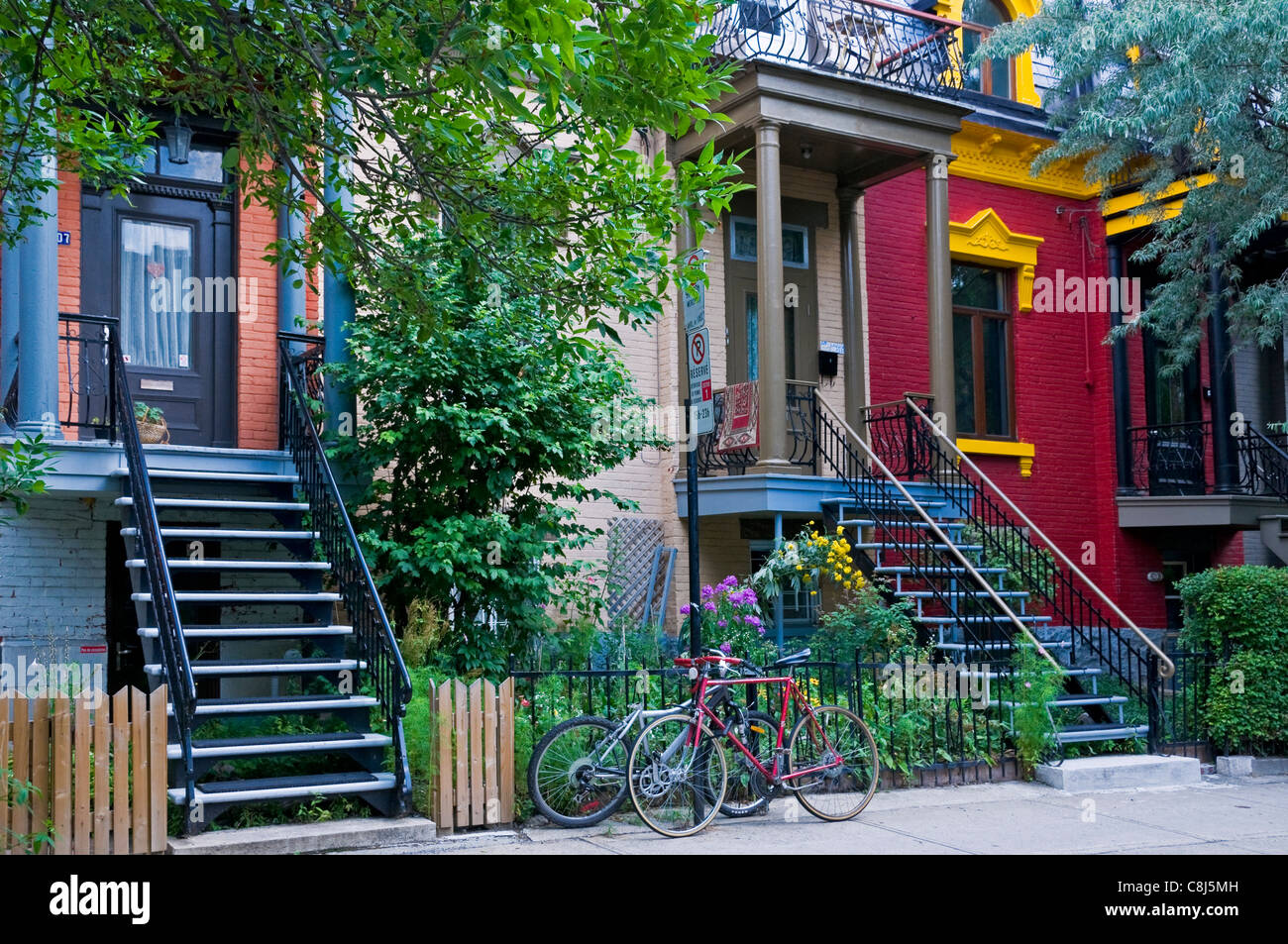 Rue typique avec ses maisons colorées Plateau Mont Royal Montréal ...
