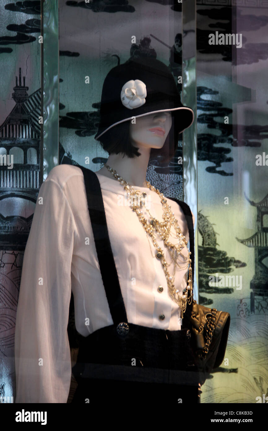 Mannequin en vitrine de Chanel boutique sur Orchard Road, Singapore ...