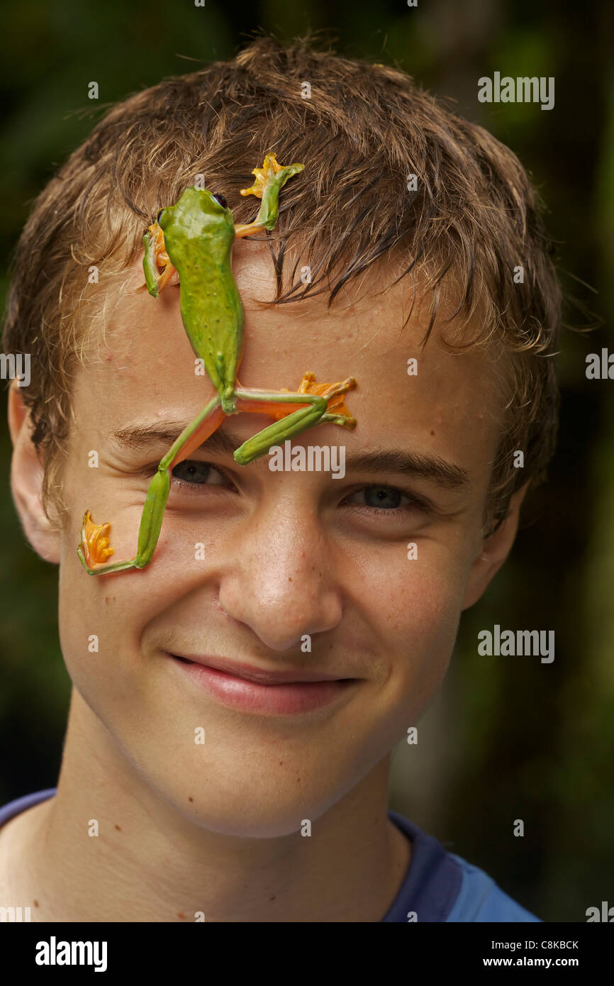 Saut de grenouille enfant Banque de photographies et d’images à haute ...