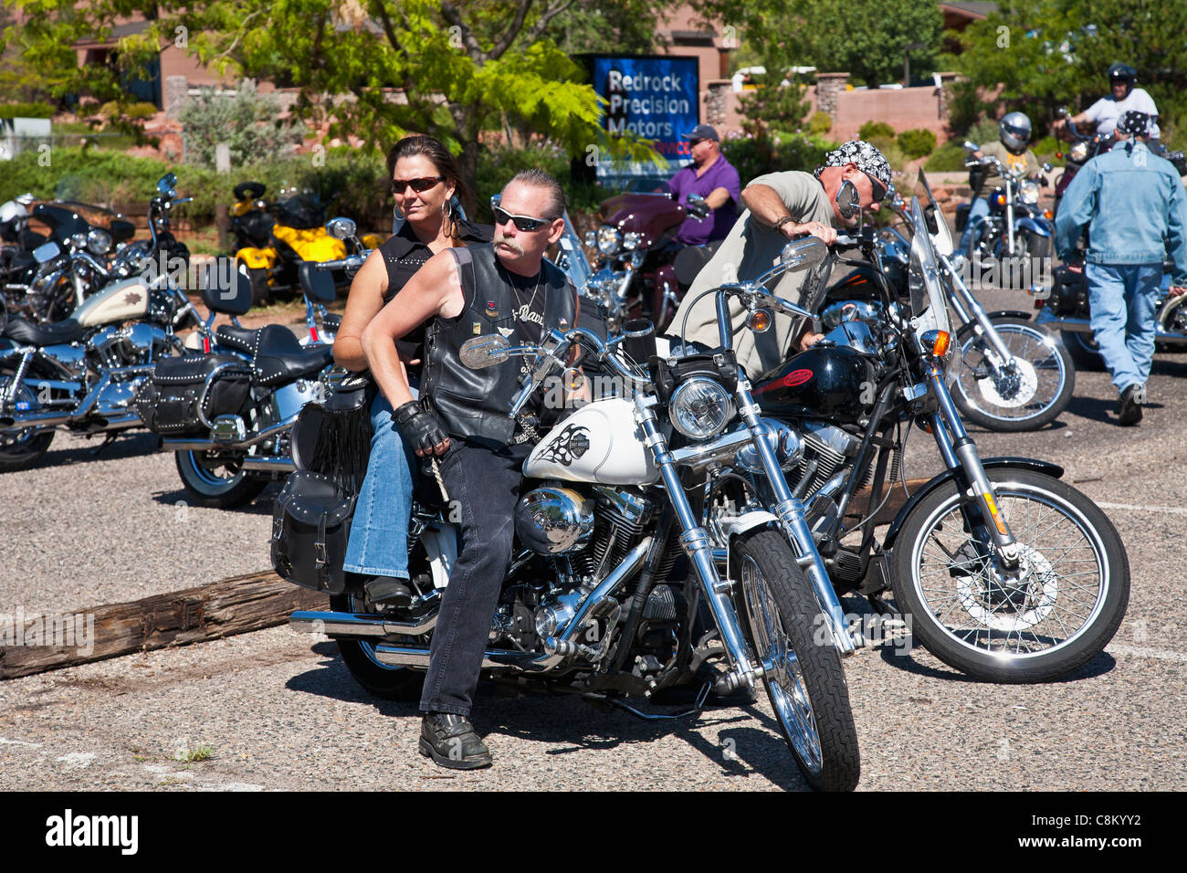 Couple sur Harley Davidson Photo Stock - Alamy