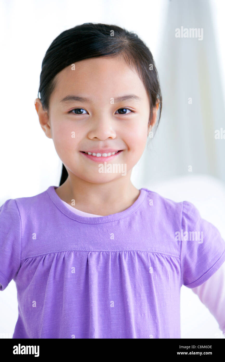 Fier Jeune Chinoise Avec Les Mains Sur Les Hanches Photo Stock Alamy