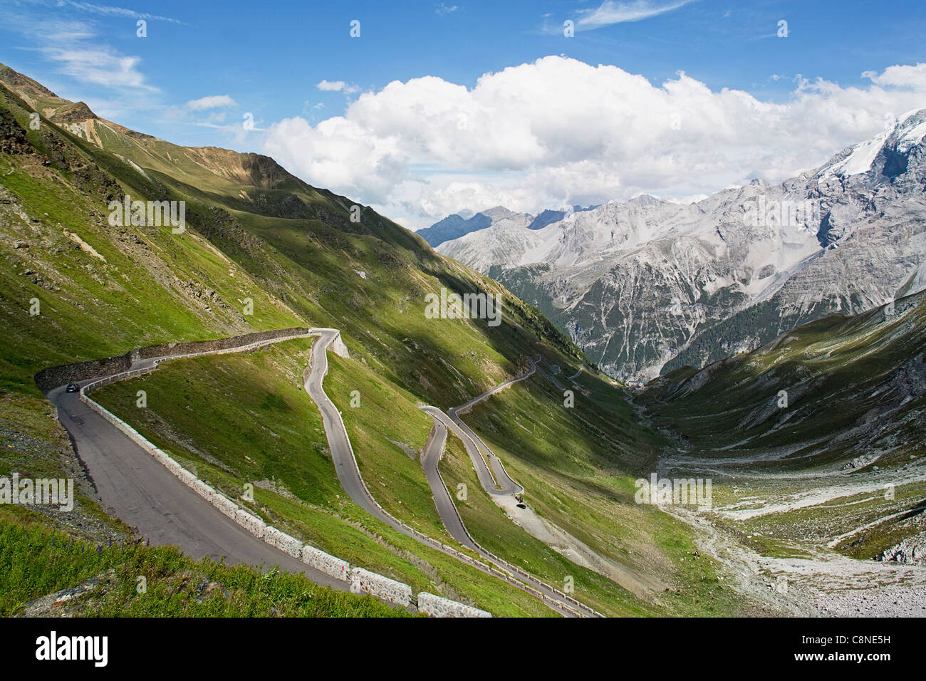L'Italie, Passo Stelvio (col du Stelvio, Stilfserjoch), route sinueuse ...