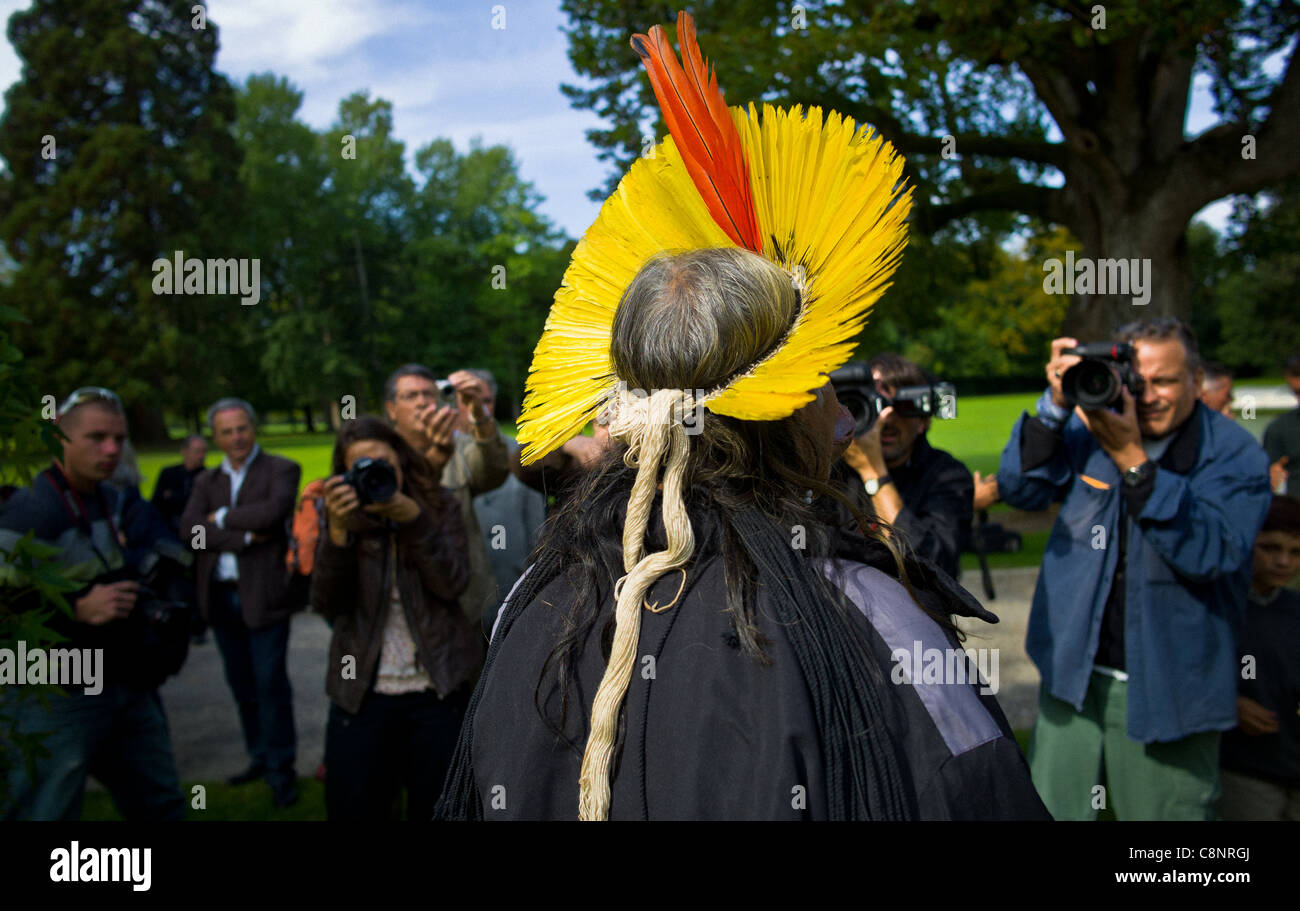Amazonian chief raoni metuktire Banque de photographies et d’images à ...