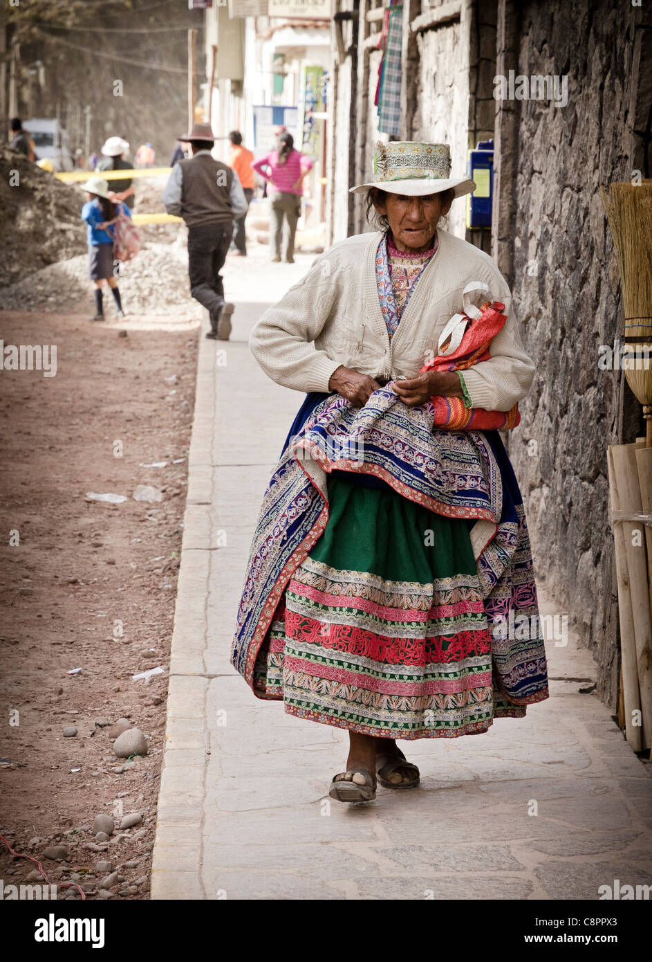 Femme portant le costume traditionnel Péruvien street Chivay Colca ...