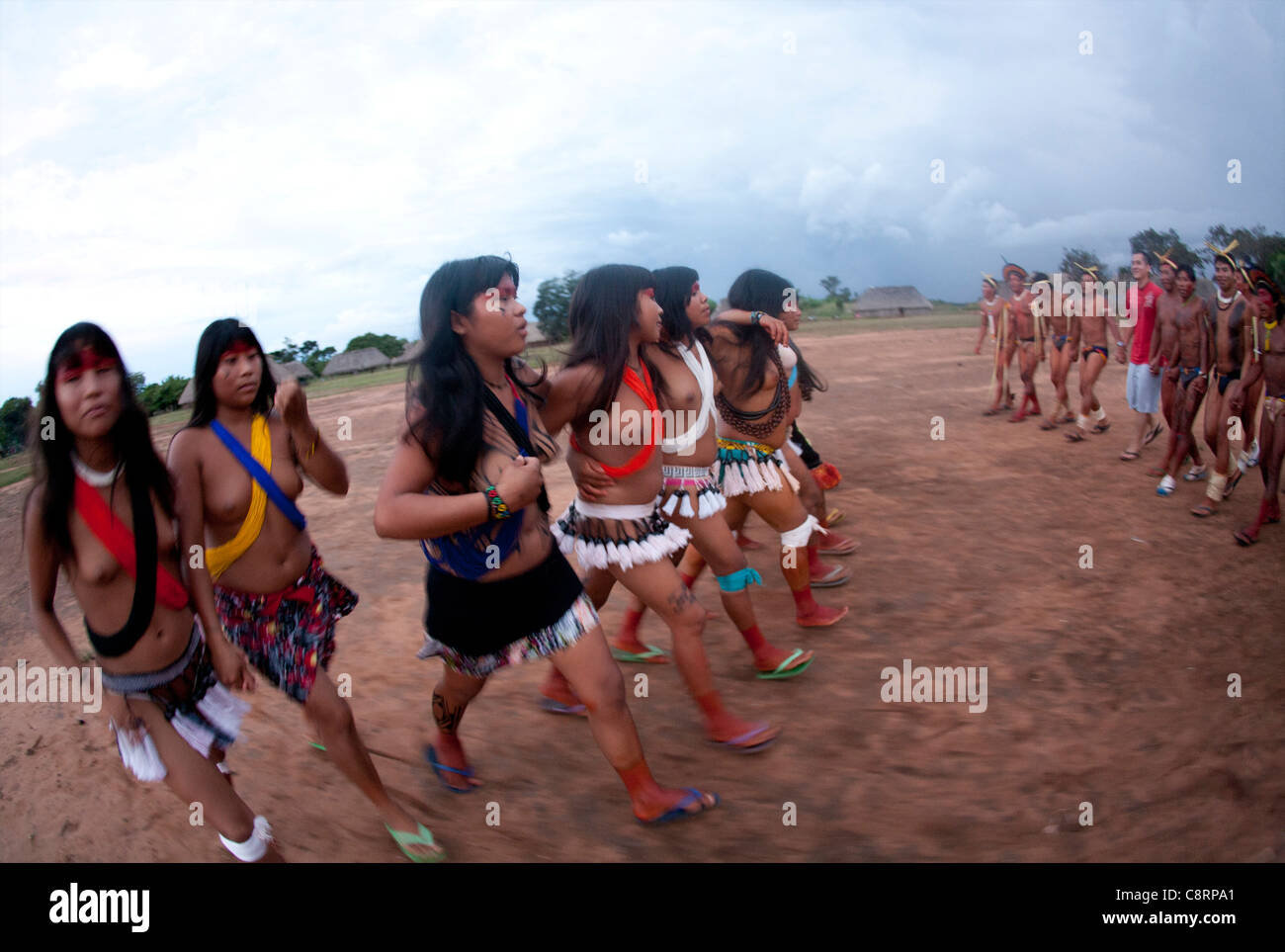 Danse traditionnelle par les indiens Xingu dans l'Amazone, Brésil Photo ...
