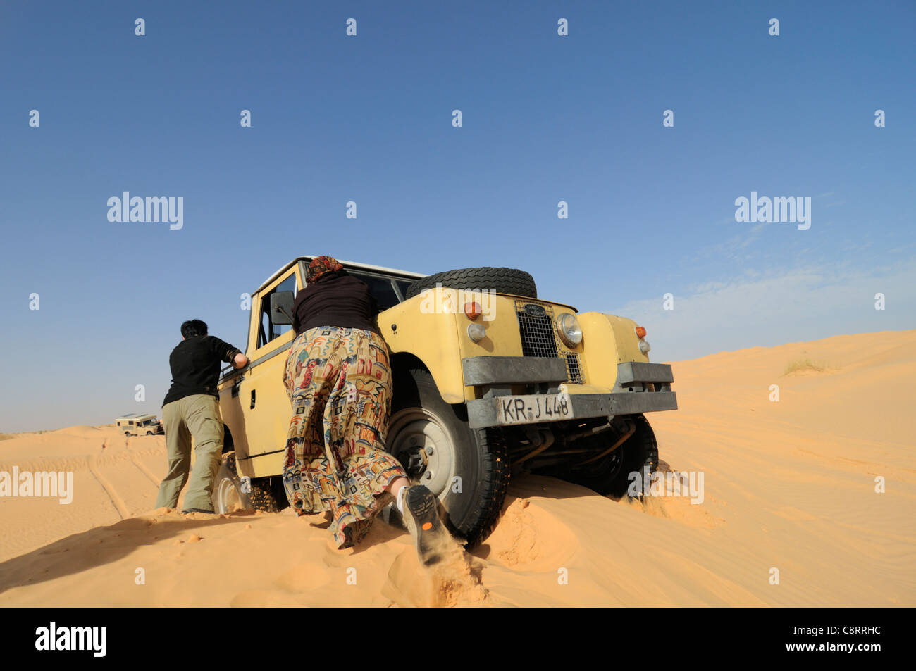 L'Afrique, Tunisie, nr. Tembaine. Les touristes dans le désert en ...