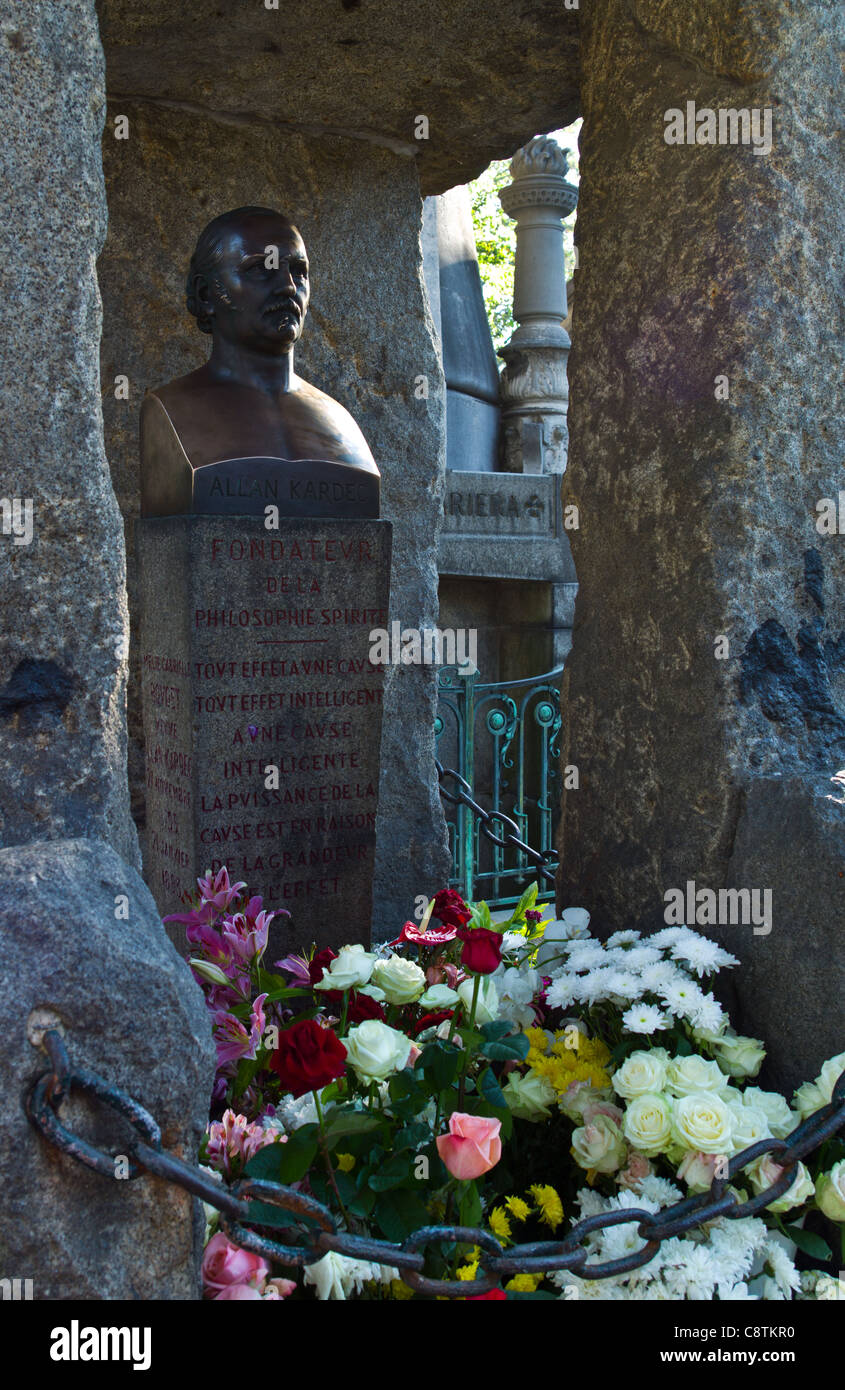 Statue in pere lachaise cemetery Banque de photographies et d’images à ...