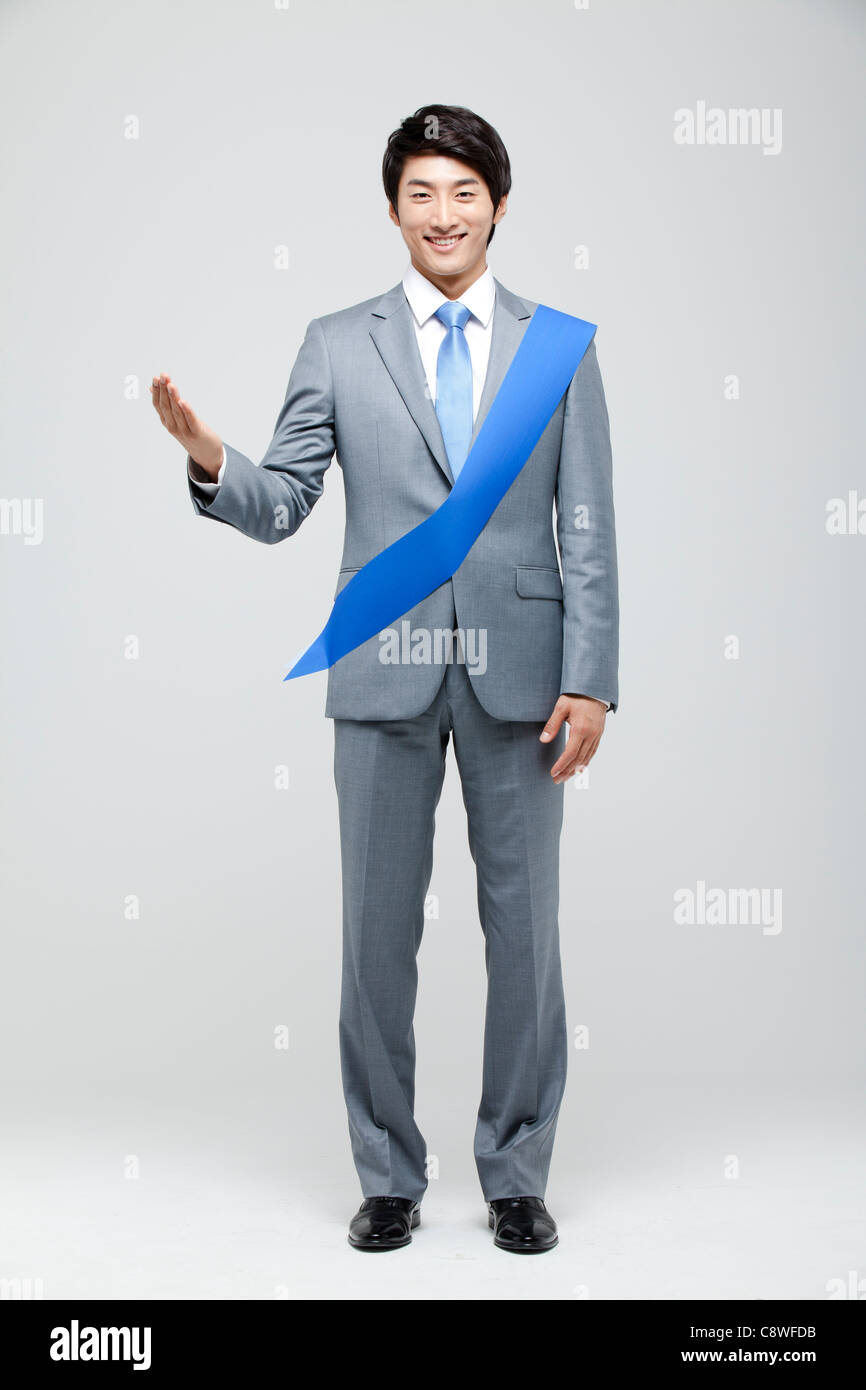 Man wearing sash Banque de photographies et d’images à haute résolution ...